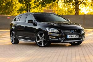 Melns Volvo V60 2013 Rīga, ar dzinēja tilpumu 2.40 L un nobraukumu 180 tūkst. km par 12900 €, foto 3 vietnē AUTOMOTO.COM.LV