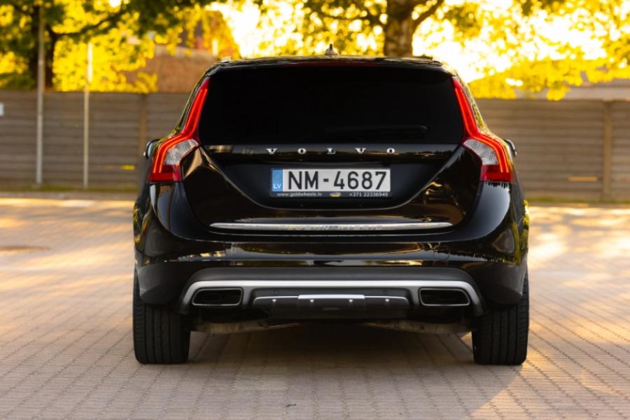Melns Volvo V60 2013 Rīga, ar dzinēja tilpumu 2.40 L un nobraukumu 180 tūkst. km par 12900 €, foto 7 vietnē AUTOMOTO.COM.LV