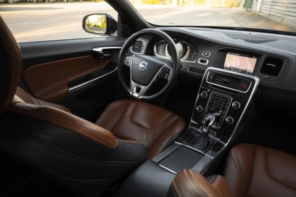 Black Volvo V60 2013 in Riga, with an engine capacity of 2.40 L and mileage of 180 thousand km for 12900 €, photo 7 on AUTOMOTO.COM.LV