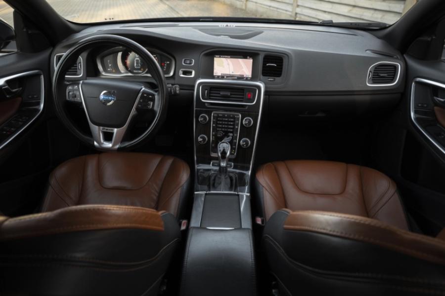Melns Volvo V60 2013 Rīga, ar dzinēja tilpumu 2.40 L un nobraukumu 180 tūkst. km par 12900 €, foto 9 vietnē AUTOMOTO.COM.LV