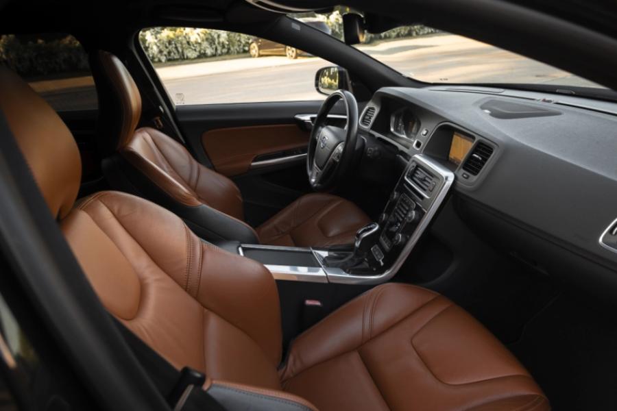 Melns Volvo V60 2013 Rīga, ar dzinēja tilpumu 2.40 L un nobraukumu 180 tūkst. km par 12900 €, foto 11 vietnē AUTOMOTO.COM.LV