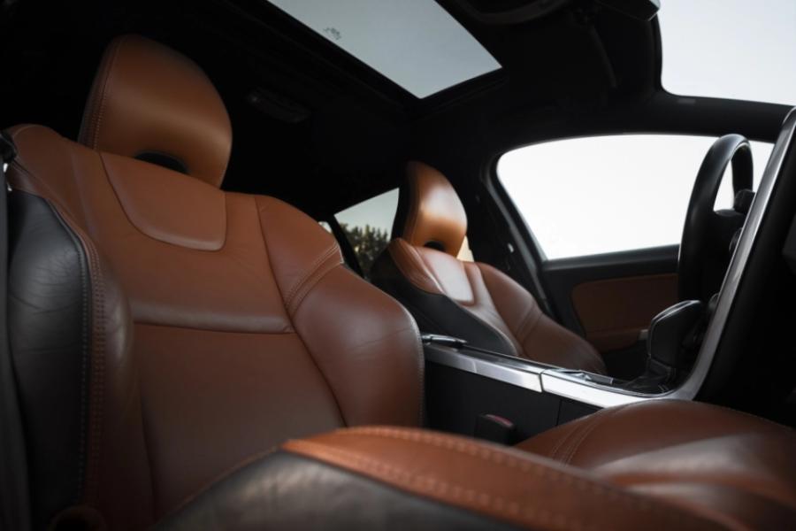 Melns Volvo V60 2013 Rīga, ar dzinēja tilpumu 2.40 L un nobraukumu 180 tūkst. km par 12900 €, foto 12 vietnē AUTOMOTO.COM.LV