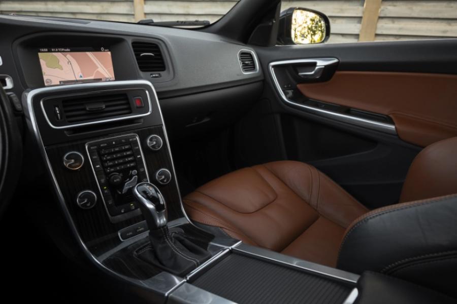 Melns Volvo V60 2013 Rīga, ar dzinēja tilpumu 2.40 L un nobraukumu 180 tūkst. km par 12900 €, foto 18 vietnē AUTOMOTO.COM.LV