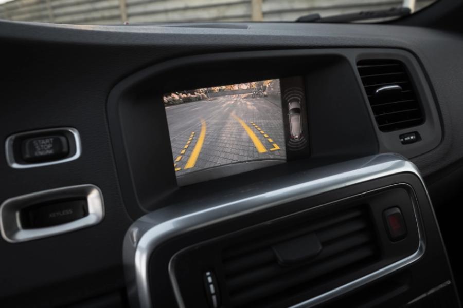 Melns Volvo V60 2013 Rīga, ar dzinēja tilpumu 2.40 L un nobraukumu 180 tūkst. km par 12900 €, foto 19 vietnē AUTOMOTO.COM.LV