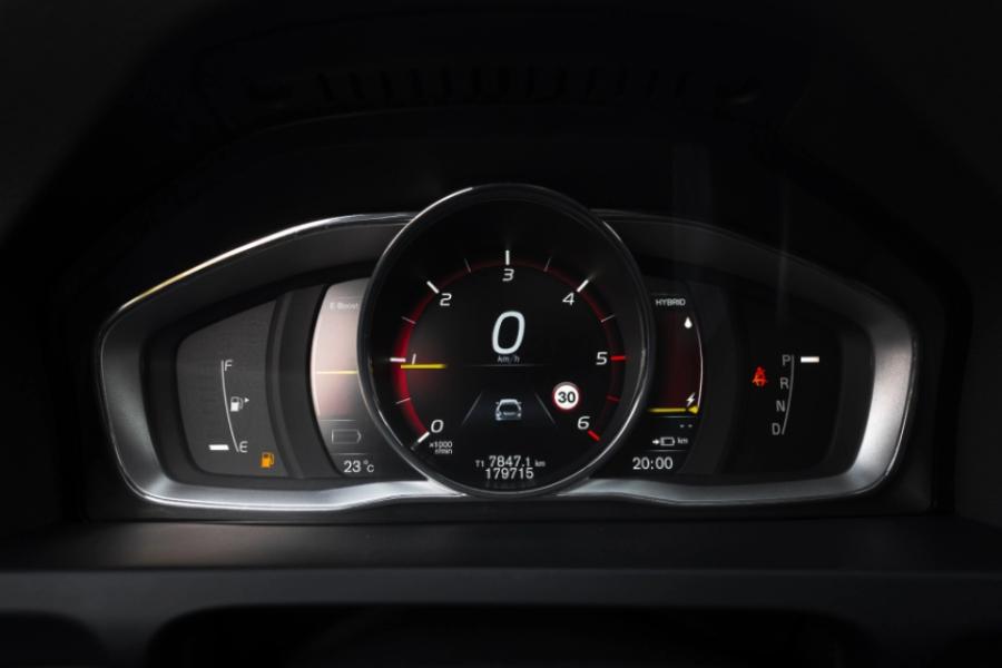 Melns Volvo V60 2013 Rīga, ar dzinēja tilpumu 2.40 L un nobraukumu 180 tūkst. km par 12900 €, foto 21 vietnē AUTOMOTO.COM.LV