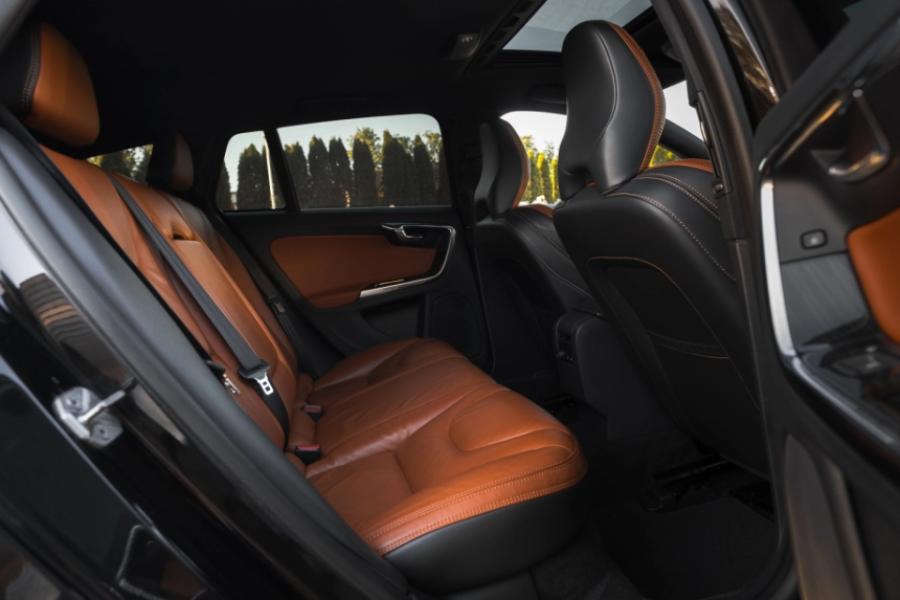 Melns Volvo V60 2013 Rīga, ar dzinēja tilpumu 2.40 L un nobraukumu 180 tūkst. km par 12900 €, foto 26 vietnē AUTOMOTO.COM.LV