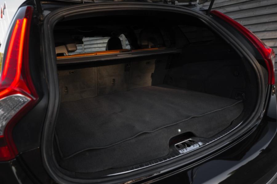Melns Volvo V60 2013 Rīga, ar dzinēja tilpumu 2.40 L un nobraukumu 180 tūkst. km par 12900 €, foto 27 vietnē AUTOMOTO.COM.LV