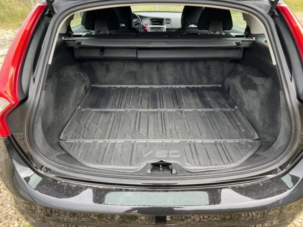 Black Volvo V60 2013 in Riga, with an engine capacity of 2.00 L and mileage of 184 thousand km for 6995 €, photo 2 on AUTOMOTO.COM.LV