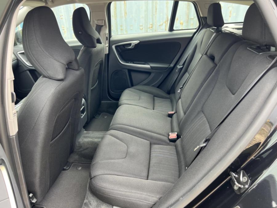 Melns Volvo V60 2013 Rīga, ar dzinēja tilpumu 2.00 L un nobraukumu 184 tūkst. km par 6995 €, foto 4 vietnē AUTOMOTO.COM.LV