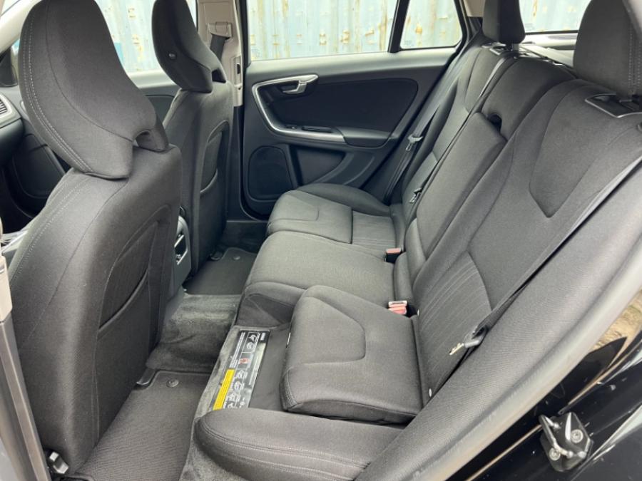 Melns Volvo V60 2013 Rīga, ar dzinēja tilpumu 2.00 L un nobraukumu 184 tūkst. km par 6995 €, foto 5 vietnē AUTOMOTO.COM.LV