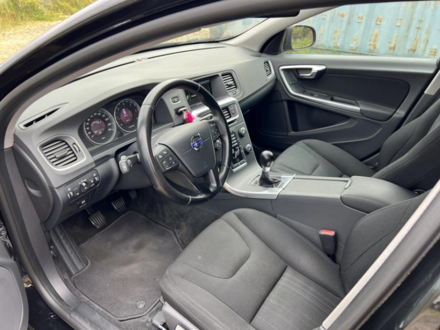 Melns Volvo V60 2013 Rīga, ar dzinēja tilpumu 2.00 L un nobraukumu 184 tūkst. km par 6995 €, foto 10 vietnē AUTOMOTO.COM.LV