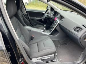 Melns Volvo V60 2013 Rīga, ar dzinēja tilpumu 2.00 L un nobraukumu 184 tūkst. km par 6995 €, foto 14 vietnē AUTOMOTO.COM.LV