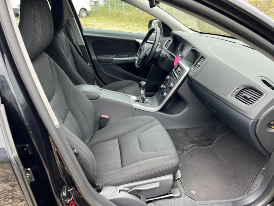 Melns Volvo V60 2013 Rīga, ar dzinēja tilpumu 2.00 L un nobraukumu 184 tūkst. km par 6995 €, foto 14 vietnē AUTOMOTO.COM.LV