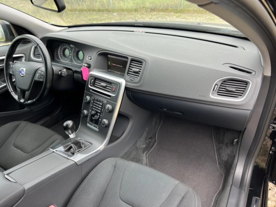 Melns Volvo V60 2013 Rīga, ar dzinēja tilpumu 2.00 L un nobraukumu 184 tūkst. km par 6995 €, foto 16 vietnē AUTOMOTO.COM.LV
