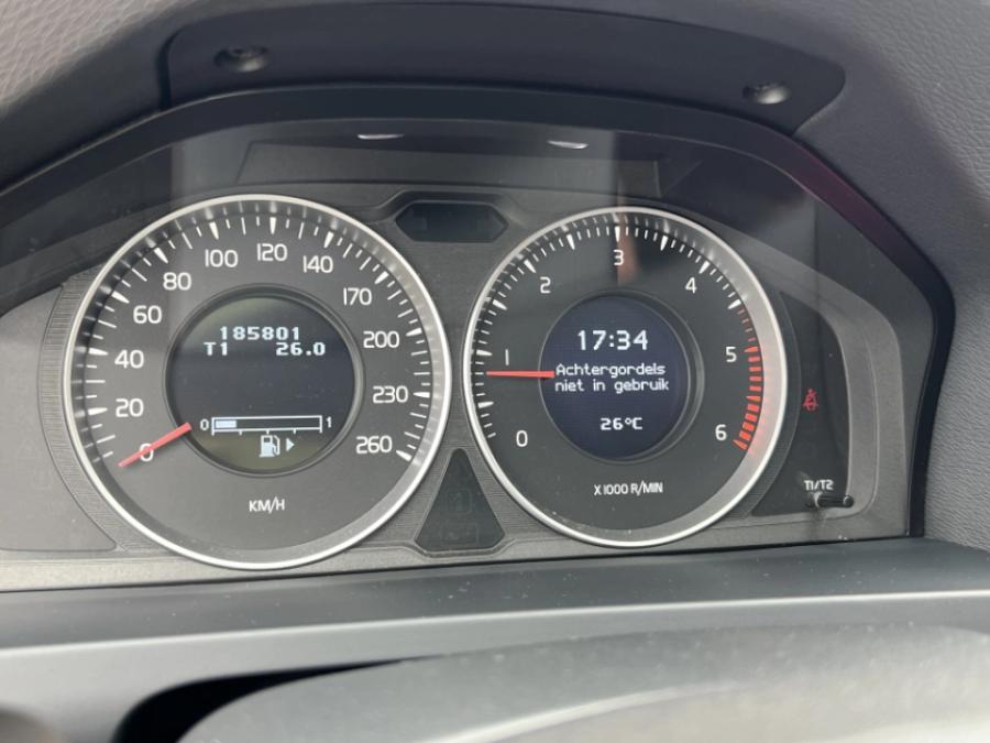 Melns Volvo V60 2013 Rīga, ar dzinēja tilpumu 2.00 L un nobraukumu 184 tūkst. km par 6995 €, foto 18 vietnē AUTOMOTO.COM.LV
