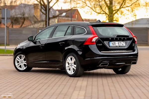Melns Volvo V60 2013 Jelgava, ar dzinēja tilpumu 2.40 L un nobraukumu 267 tūkst. km par 8700 €, foto 4 vietnē AUTOMOTO.COM.LV