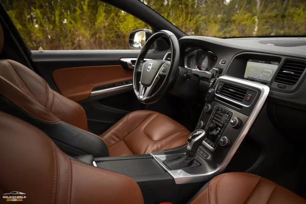 Melns Volvo V60 2013 Jelgava, ar dzinēja tilpumu 2.40 L un nobraukumu 267 tūkst. km par 8700 €, foto 8 vietnē AUTOMOTO.COM.LV