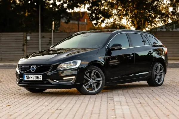 Melns Volvo V60 2013 Jelgava, ar dzinēja tilpumu 2.40 L un nobraukumu 313 tūkst. km par 12400 €, foto 1 vietnē AUTOMOTO.COM.LV