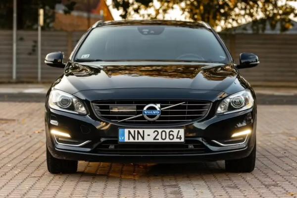 Melns Volvo V60 2013 Jelgava, ar dzinēja tilpumu 2.40 L un nobraukumu 313 tūkst. km par 12400 €, foto 2 vietnē AUTOMOTO.COM.LV