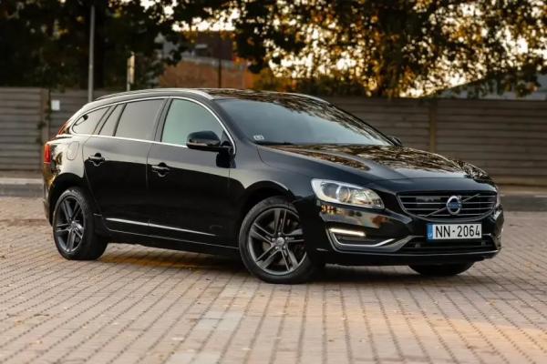Melns Volvo V60 2013 Jelgava, ar dzinēja tilpumu 2.40 L un nobraukumu 313 tūkst. km par 12400 €, foto 3 vietnē AUTOMOTO.COM.LV
