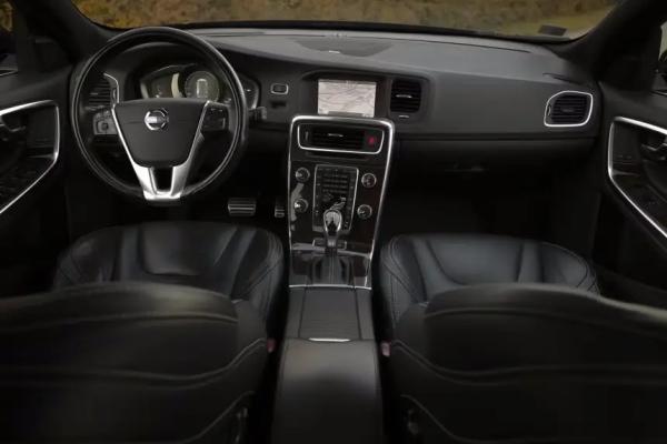 Melns Volvo V60 2013 Jelgava, ar dzinēja tilpumu 2.40 L un nobraukumu 313 tūkst. km par 12400 €, foto 8 vietnē AUTOMOTO.COM.LV