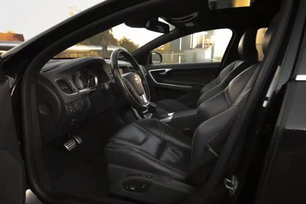 Melns Volvo V60 2013 Jelgava, ar dzinēja tilpumu 2.40 L un nobraukumu 313 tūkst. km par 12400 €, foto 9 vietnē AUTOMOTO.COM.LV