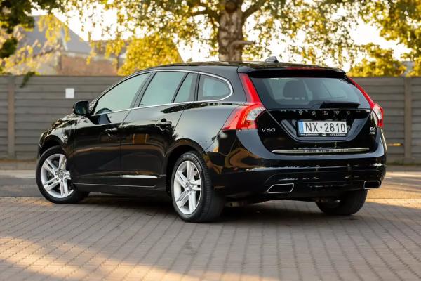 Melns Volvo V60 2013 Jelgava, ar dzinēja tilpumu 2.40 L un nobraukumu 279 tūkst. km par 7200 €, foto 5 vietnē AUTOMOTO.COM.LV