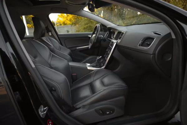 Melns Volvo V60 2013 Jelgava, ar dzinēja tilpumu 2.40 L un nobraukumu 279 tūkst. km par 7200 €, foto 8 vietnē AUTOMOTO.COM.LV