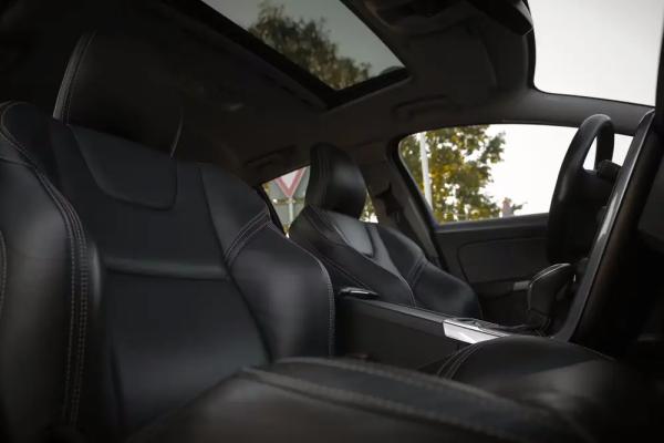 Melns Volvo V60 2013 Jelgava, ar dzinēja tilpumu 2.40 L un nobraukumu 279 tūkst. km par 7200 €, foto 9 vietnē AUTOMOTO.COM.LV