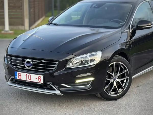 Melns Volvo V60 2013 Jelgava, ar dzinēja tilpumu 2.40 L un nobraukumu 205 tūkst. km par 10500 €, foto 2 vietnē AUTOMOTO.COM.LV
