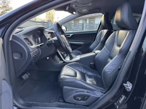 Melns Volvo V60 2013 Jelgava, ar dzinēja tilpumu 2.40 L un nobraukumu 205 tūkst. km par 10500 €, foto 12 vietnē AUTOMOTO.COM.LV