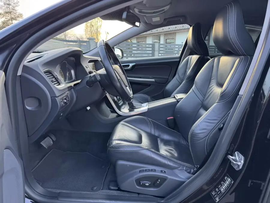 Melns Volvo V60 2013 Jelgava, ar dzinēja tilpumu 2.40 L un nobraukumu 205 tūkst. km par 10500 €, foto 12 vietnē AUTOMOTO.COM.LV