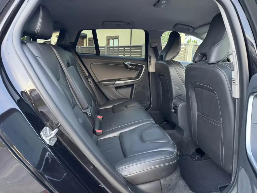 Melns Volvo V60 2013 Jelgava, ar dzinēja tilpumu 2.40 L un nobraukumu 205 tūkst. km par 10500 €, foto 14 vietnē AUTOMOTO.COM.LV