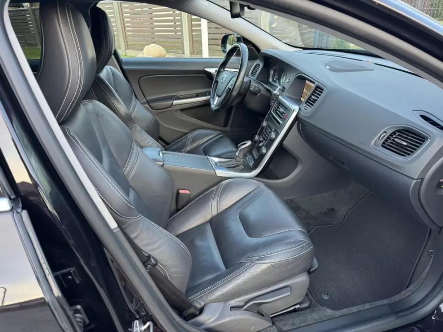 Melns Volvo V60 2013 Jelgava, ar dzinēja tilpumu 2.40 L un nobraukumu 205 tūkst. km par 10500 €, foto 15 vietnē AUTOMOTO.COM.LV