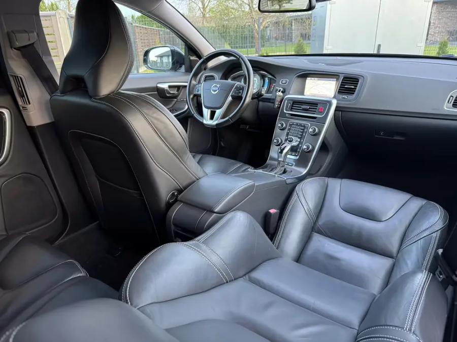 Melns Volvo V60 2013 Jelgava, ar dzinēja tilpumu 2.40 L un nobraukumu 205 tūkst. km par 10500 €, foto 16 vietnē AUTOMOTO.COM.LV
