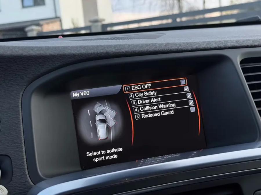 Melns Volvo V60 2013 Jelgava, ar dzinēja tilpumu 2.40 L un nobraukumu 205 tūkst. km par 10500 €, foto 18 vietnē AUTOMOTO.COM.LV