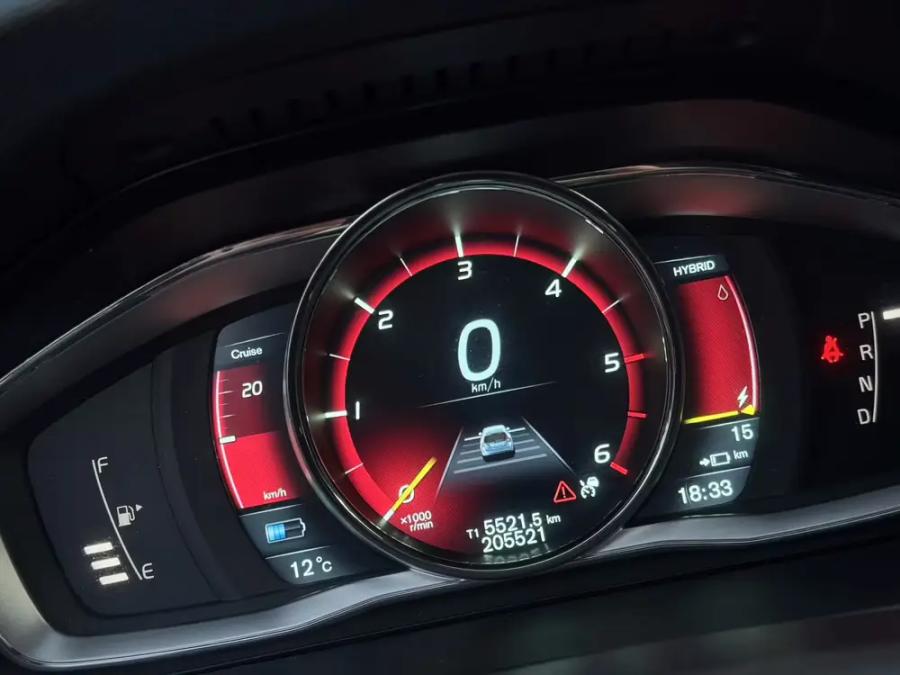 Melns Volvo V60 2013 Jelgava, ar dzinēja tilpumu 2.40 L un nobraukumu 205 tūkst. km par 10500 €, foto 24 vietnē AUTOMOTO.COM.LV