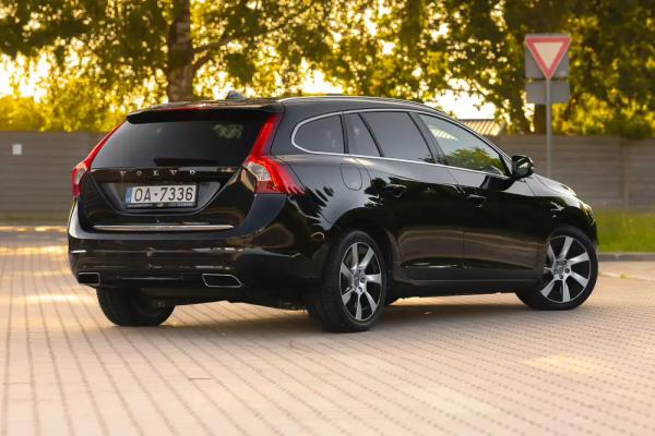 Melns Volvo V60 2013 Jelgava, ar dzinēja tilpumu 2.40 L un nobraukumu 238 tūkst. km par 9900 €, foto 5 vietnē AUTOMOTO.COM.LV