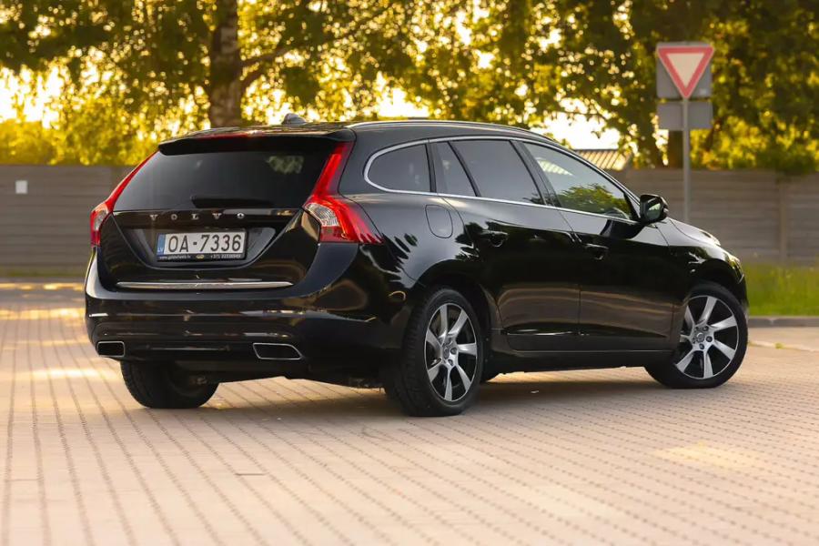 Melns Volvo V60 2013 Jelgava, ar dzinēja tilpumu 2.40 L un nobraukumu 238 tūkst. km par 9900 €, foto 6 vietnē AUTOMOTO.COM.LV