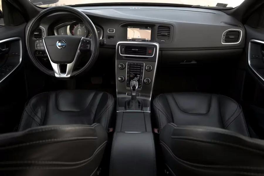 Melns Volvo V60 2013 Jelgava, ar dzinēja tilpumu 2.40 L un nobraukumu 238 tūkst. km par 9900 €, foto 9 vietnē AUTOMOTO.COM.LV