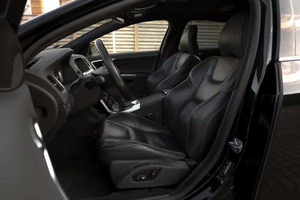 Melns Volvo V60 2013 Jelgava, ar dzinēja tilpumu 2.40 L un nobraukumu 238 tūkst. km par 9900 €, foto 10 vietnē AUTOMOTO.COM.LV