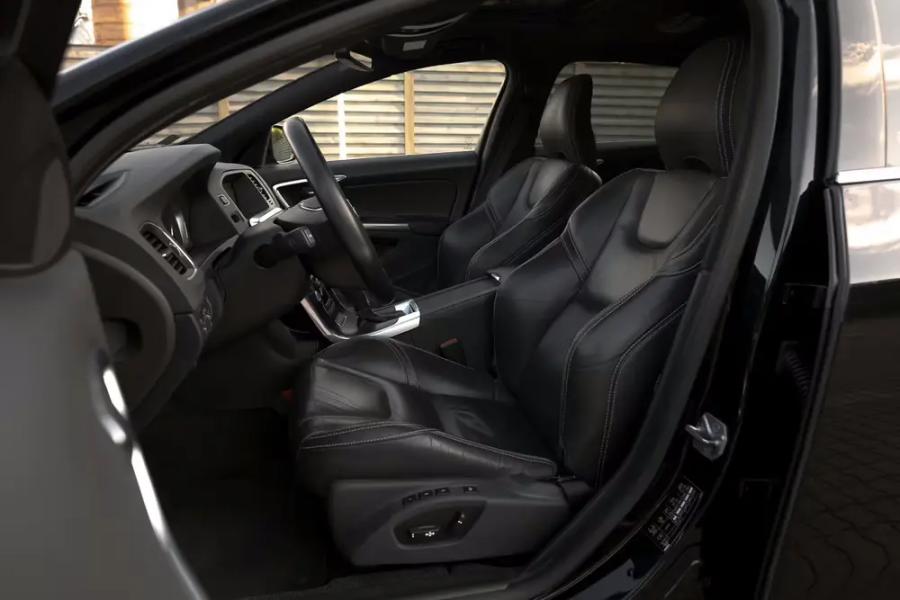Melns Volvo V60 2013 Jelgava, ar dzinēja tilpumu 2.40 L un nobraukumu 238 tūkst. km par 9900 €, foto 11 vietnē AUTOMOTO.COM.LV