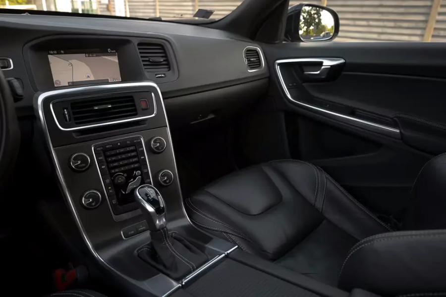 Melns Volvo V60 2013 Jelgava, ar dzinēja tilpumu 2.40 L un nobraukumu 238 tūkst. km par 9900 €, foto 13 vietnē AUTOMOTO.COM.LV