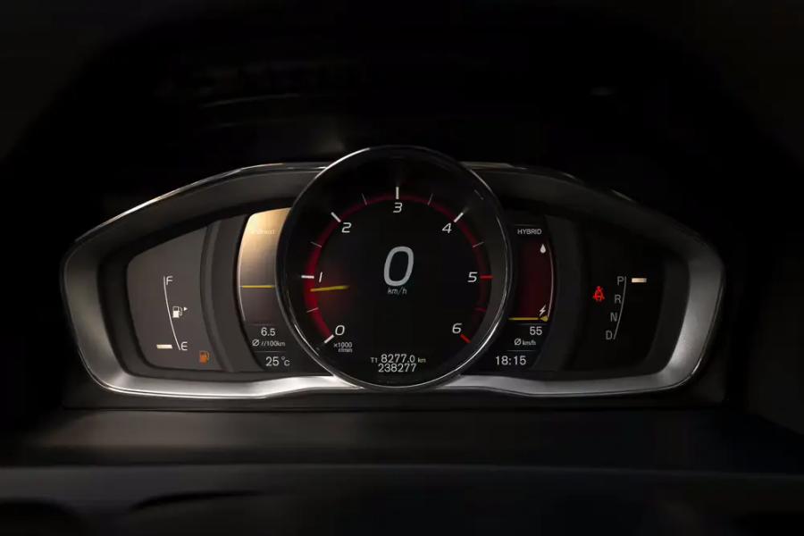 Melns Volvo V60 2013 Jelgava, ar dzinēja tilpumu 2.40 L un nobraukumu 238 tūkst. km par 9900 €, foto 14 vietnē AUTOMOTO.COM.LV