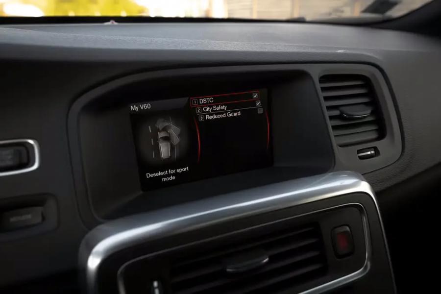 Melns Volvo V60 2013 Jelgava, ar dzinēja tilpumu 2.40 L un nobraukumu 238 tūkst. km par 9900 €, foto 18 vietnē AUTOMOTO.COM.LV