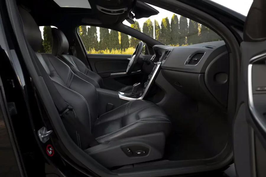 Melns Volvo V60 2013 Jelgava, ar dzinēja tilpumu 2.40 L un nobraukumu 238 tūkst. km par 9900 €, foto 20 vietnē AUTOMOTO.COM.LV