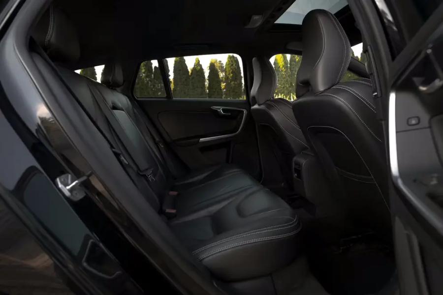 Melns Volvo V60 2013 Jelgava, ar dzinēja tilpumu 2.40 L un nobraukumu 238 tūkst. km par 9900 €, foto 24 vietnē AUTOMOTO.COM.LV
