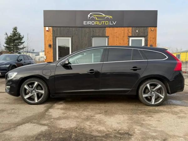 Black Volvo V60 2013 in Riga, with an engine capacity of 2.40 L and mileage of 270 thousand km for 7990 €, photo 5 on AUTOMOTO.COM.LV
