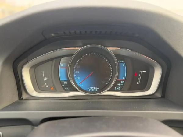 Black Volvo V60 2013 in Riga, with an engine capacity of 2.40 L and mileage of 270 thousand km for 7990 €, photo 10 on AUTOMOTO.COM.LV
