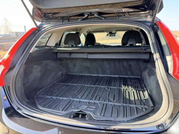Black Volvo V60 2013 in Riga, with an engine capacity of 2.00 L and mileage of 184 thousand km for 6995 €, photo 5 on AUTOMOTO.COM.LV